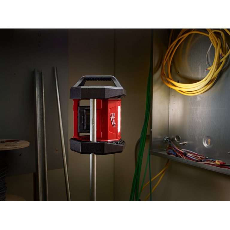 Milwaukee Linterna/reflector ROVER™ M18™ 18-voltios, 1500 lumens alta ...